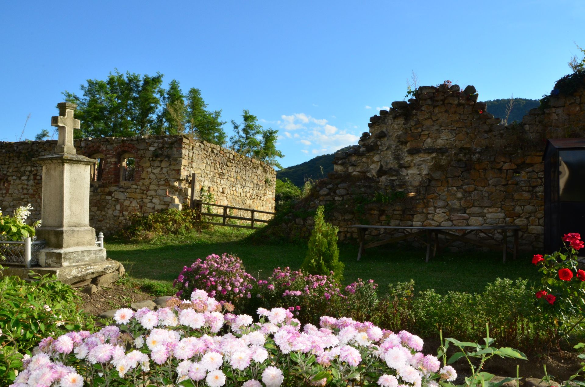 Cimitirul Mănăstirii Tazlău - galerie FOTO | Mănăstirea Tazlău
