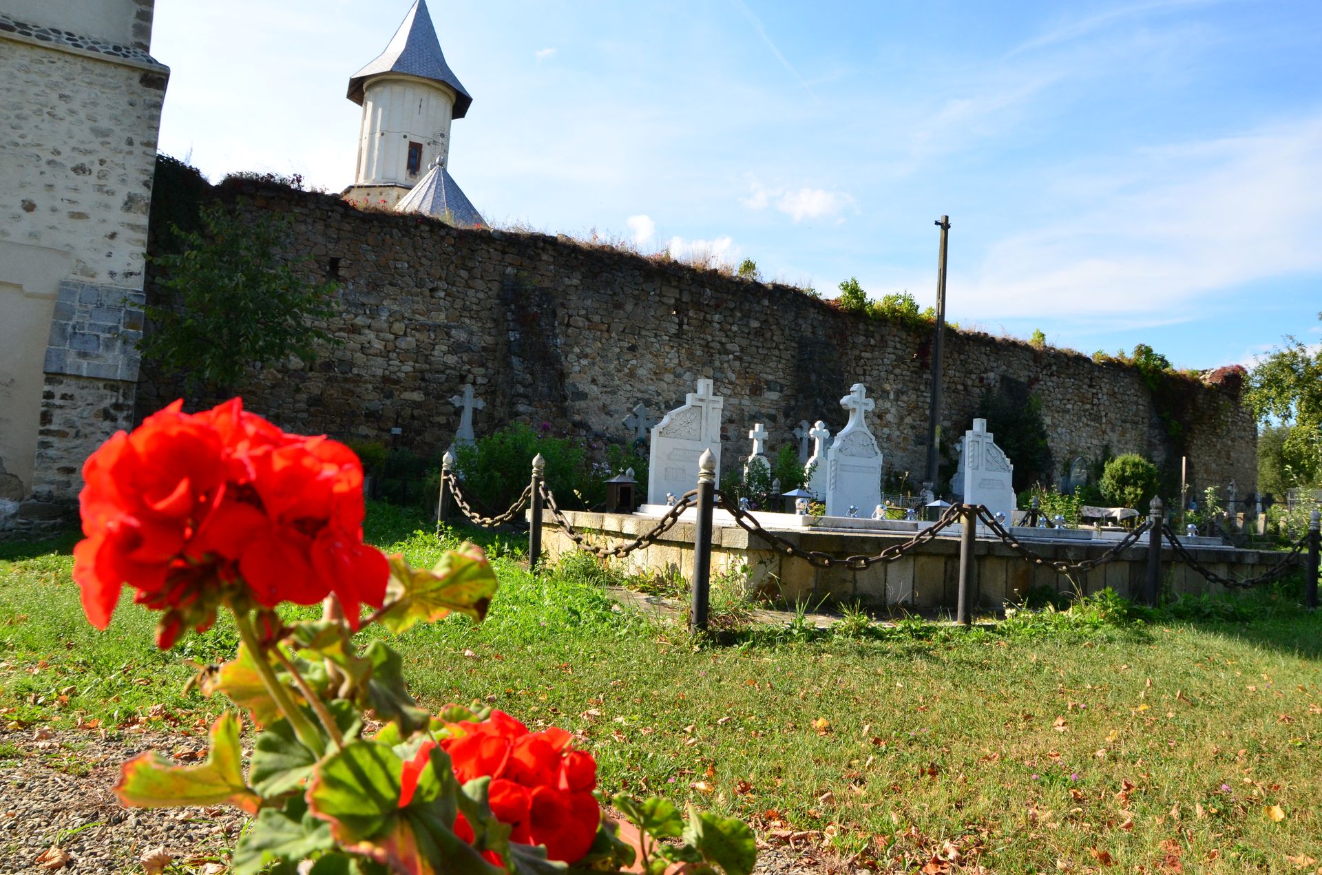Cimitirul Mănăstirii Tazlău - galerie FOTO | Mănăstirea Tazlău